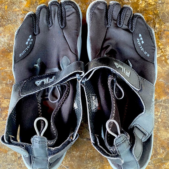 Fila | Shoes | Fila Skeletoes Ez Slide Black Barefoot Sandals ...